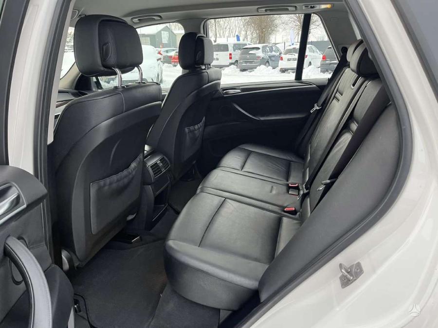 White BMW X5 2011 in Taurage, with an engine capacity of 3.00 L and mileage of 320 thousand km for 8900 €, photo 16 on AUTOMOTO.COM.LV