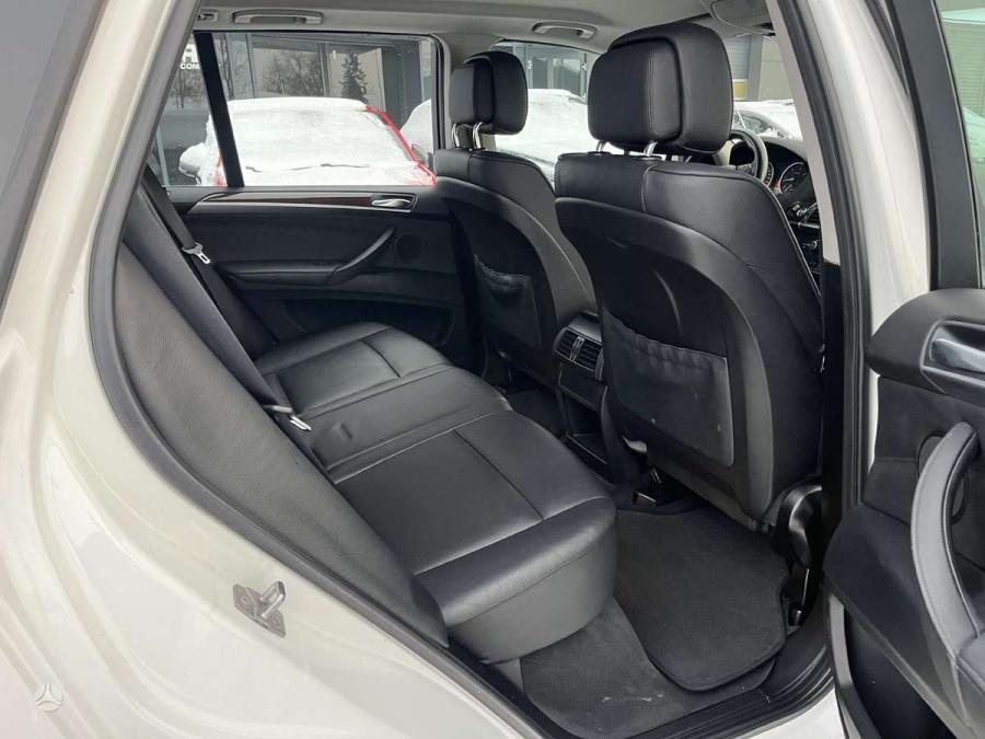 White BMW X5 2011 in Taurage, with an engine capacity of 3.00 L and mileage of 320 thousand km for 8900 €, photo 21 on AUTOMOTO.COM.LV