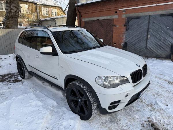White BMW X5 2011 in Liepaja, with an engine capacity of 3.00 L and mileage of 307 thousand km for 11300 €, photo 5 on AUTOMOTO.COM.LV