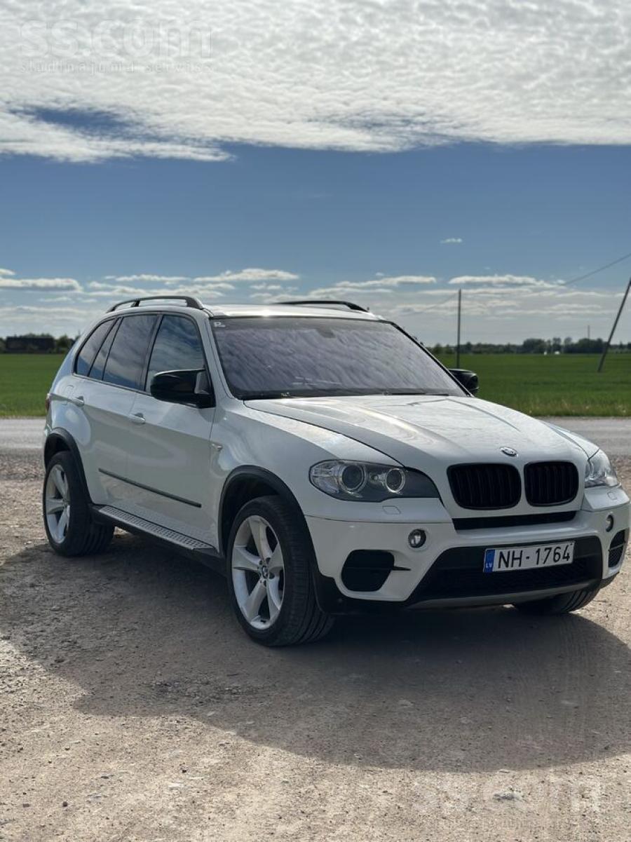 White BMW X5 2011 in Bauska, with an engine capacity of 3.00 L and mileage of 369 thousand km for 10050 €, photo 1 on AUTOMOTO.COM.LV