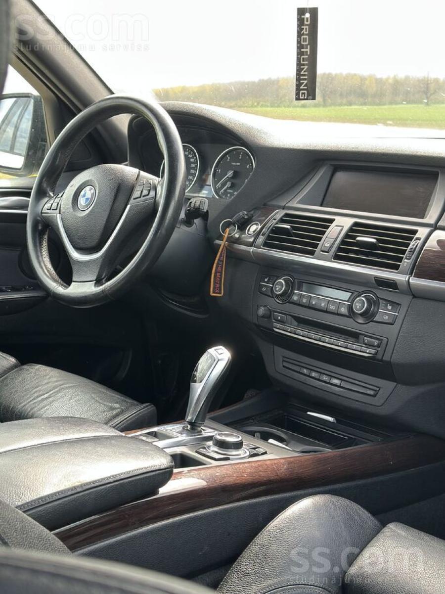 White BMW X5 2011 in Bauska, with an engine capacity of 3.00 L and mileage of 369 thousand km for 10050 €, photo 18 on AUTOMOTO.COM.LV