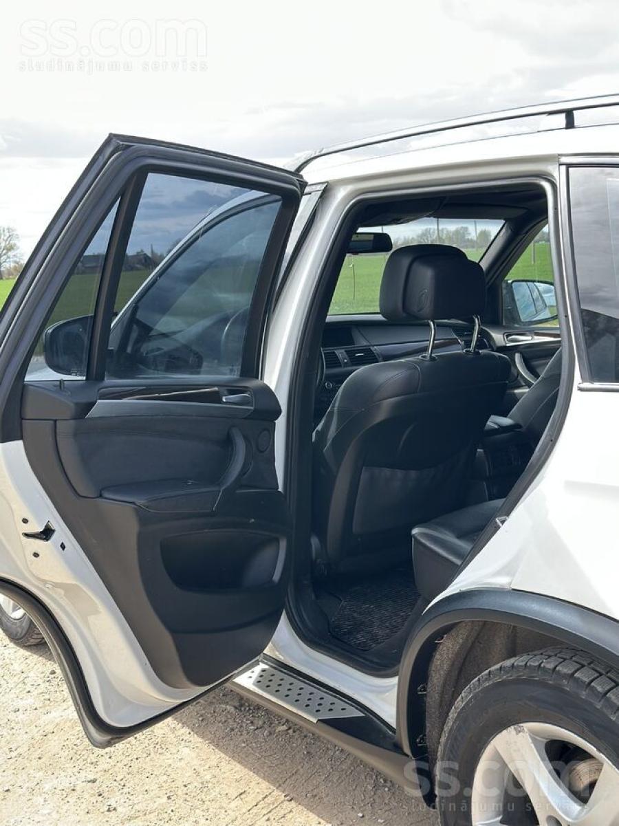 White BMW X5 2011 in Bauska, with an engine capacity of 3.00 L and mileage of 369 thousand km for 10050 €, photo 20 on AUTOMOTO.COM.LV