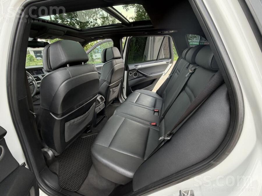 White BMW X5 2011 in Riga, with an engine capacity of 4.40 L and mileage of 0 thousand km for 19900 €, photo 16 on AUTOMOTO.COM.LV