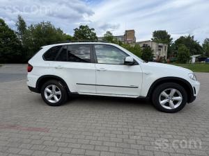 White BMW X5 2011 in Riga, with an engine capacity of 3.00 L and mileage of 297 thousand km for 10500 €, photo 4 on AUTOMOTO.COM.LV