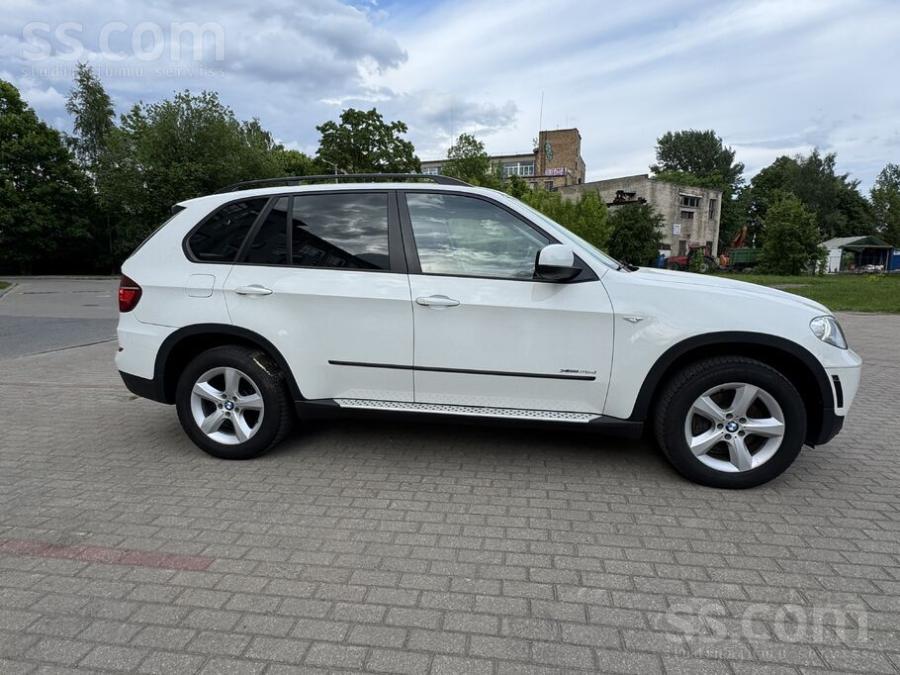 White BMW X5 2011 in Riga, with an engine capacity of 3.00 L and mileage of 297 thousand km for 10500 €, photo 4 on AUTOMOTO.COM.LV