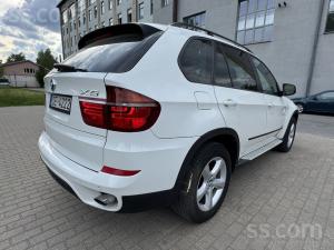 White BMW X5 2011 in Riga, with an engine capacity of 3.00 L and mileage of 297 thousand km for 10500 €, photo 6 on AUTOMOTO.COM.LV