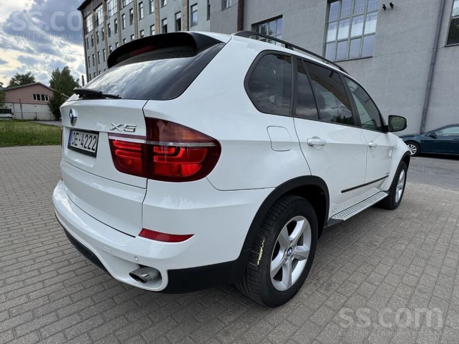 White BMW X5 2011 in Riga, with an engine capacity of 3.00 L and mileage of 297 thousand km for 10500 €, photo 6 on AUTOMOTO.COM.LV