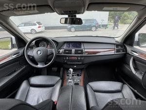 White BMW X5 2011 in Riga, with an engine capacity of 3.00 L and mileage of 297 thousand km for 10500 €, photo 7 on AUTOMOTO.COM.LV