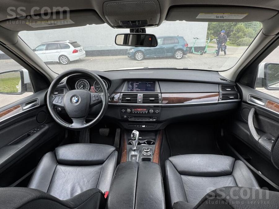 White BMW X5 2011 in Riga, with an engine capacity of 3.00 L and mileage of 297 thousand km for 10500 €, photo 7 on AUTOMOTO.COM.LV