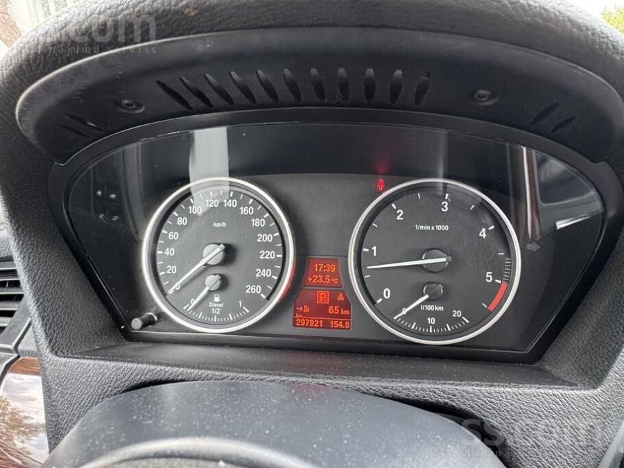 White BMW X5 2011 in Riga, with an engine capacity of 3.00 L and mileage of 297 thousand km for 10500 €, photo 9 on AUTOMOTO.COM.LV