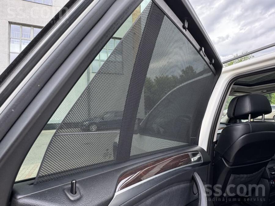 White BMW X5 2011 in Riga, with an engine capacity of 3.00 L and mileage of 297 thousand km for 10500 €, photo 14 on AUTOMOTO.COM.LV