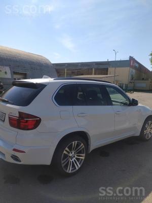 White BMW X5 2011 in Riga, with an engine capacity of 4.00 L and mileage of 281 thousand km for 12500 €, photo 5 on AUTOMOTO.COM.LV