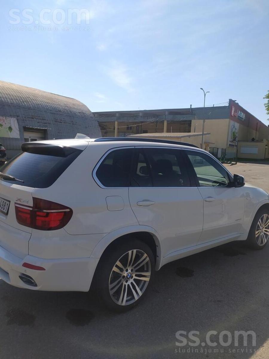 White BMW X5 2011 in Riga, with an engine capacity of 4.00 L and mileage of 281 thousand km for 12500 €, photo 5 on AUTOMOTO.COM.LV