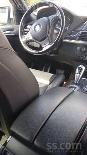 White BMW X5 2011 in Riga, with an engine capacity of 4.00 L and mileage of 281 thousand km for 12500 €, photo 8 on AUTOMOTO.COM.LV