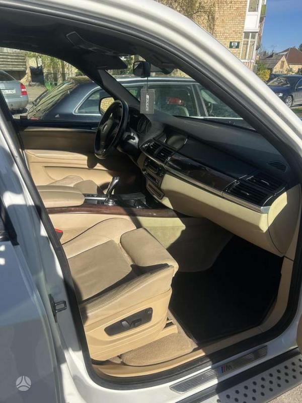 White BMW X5 2011 in Siauliai, with an engine capacity of 4.40 L and mileage of 204 thousand km for 8000 €, photo 5 on AUTOMOTO.COM.LV