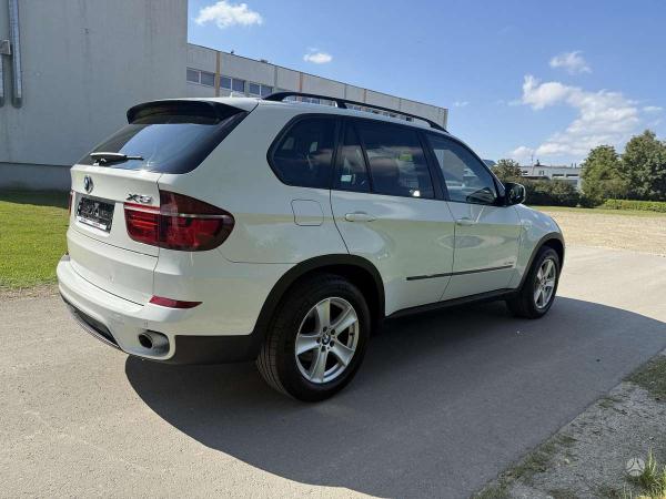 White BMW X5 2011 in Siauliai, with an engine capacity of 2.99 L and mileage of 260 thousand km for 7700 €, photo 5 on AUTOMOTO.COM.LV