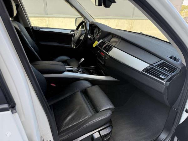 White BMW X5 2011 in Siauliai, with an engine capacity of 2.99 L and mileage of 260 thousand km for 7700 €, photo 9 on AUTOMOTO.COM.LV