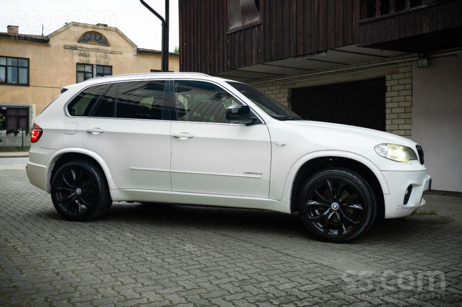 White BMW X5 2011 in Valmiera, with an engine capacity of 3.00 L and mileage of 350 thousand km for 12500 €, photo 1 on AUTOMOTO.COM.LV