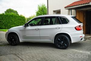 White BMW X5 2011 in Valmiera, with an engine capacity of 3.00 L and mileage of 350 thousand km for 12500 €, photo 3 on AUTOMOTO.COM.LV