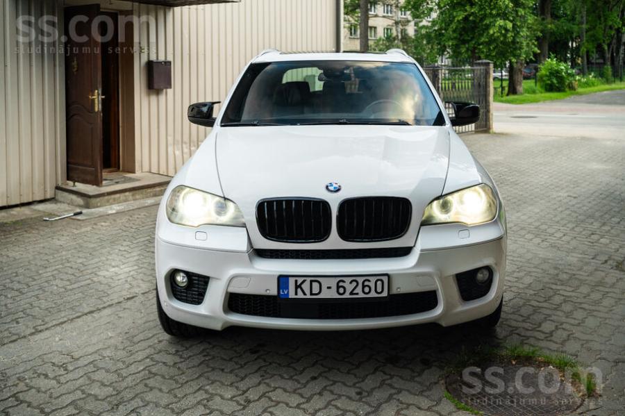 White BMW X5 2011 in Valmiera, with an engine capacity of 3.00 L and mileage of 350 thousand km for 12500 €, photo 4 on AUTOMOTO.COM.LV