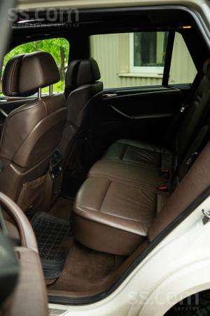 White BMW X5 2011 in Valmiera, with an engine capacity of 3.00 L and mileage of 350 thousand km for 12500 €, photo 12 on AUTOMOTO.COM.LV