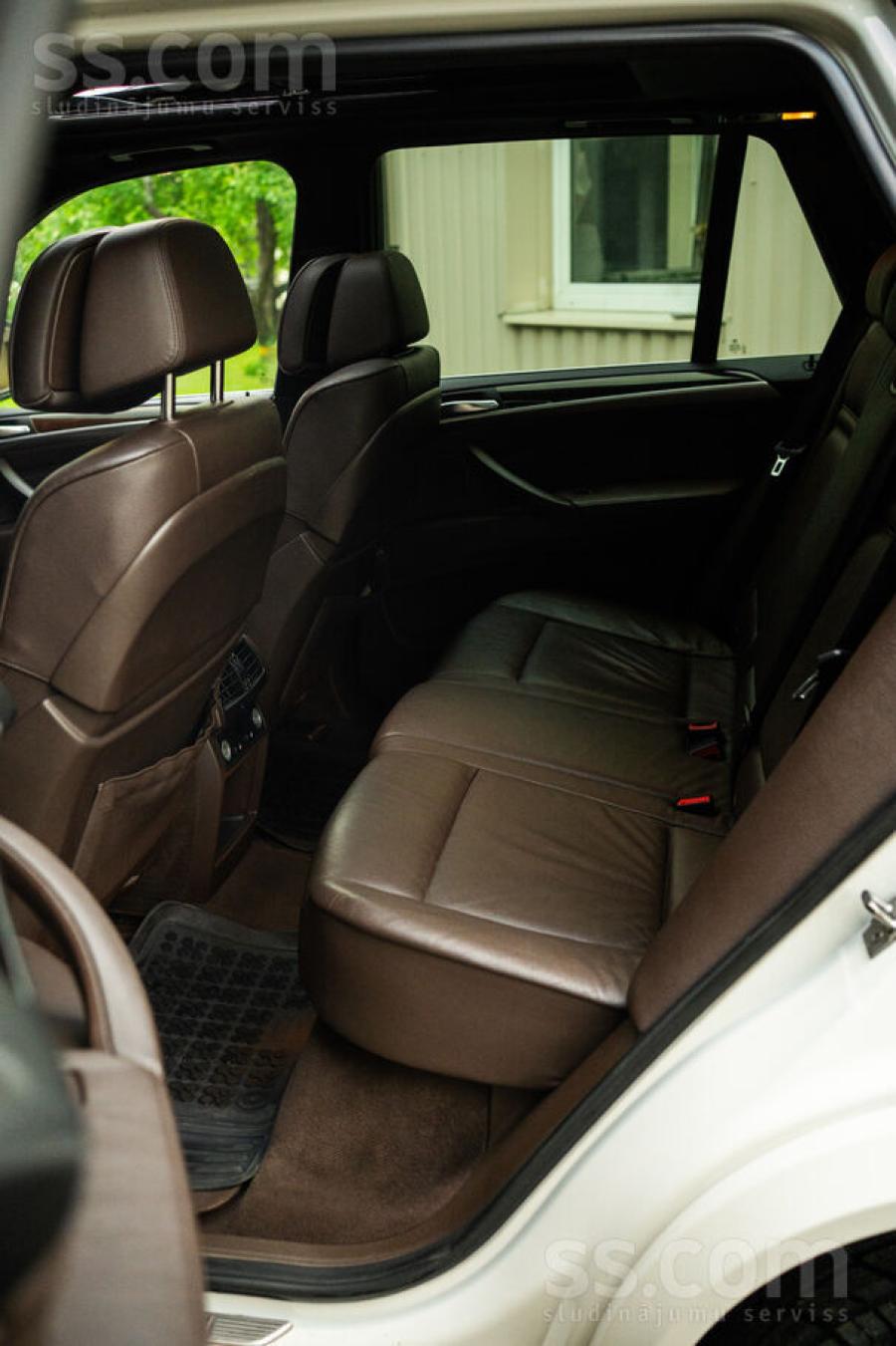 White BMW X5 2011 in Valmiera, with an engine capacity of 3.00 L and mileage of 350 thousand km for 12500 €, photo 12 on AUTOMOTO.COM.LV