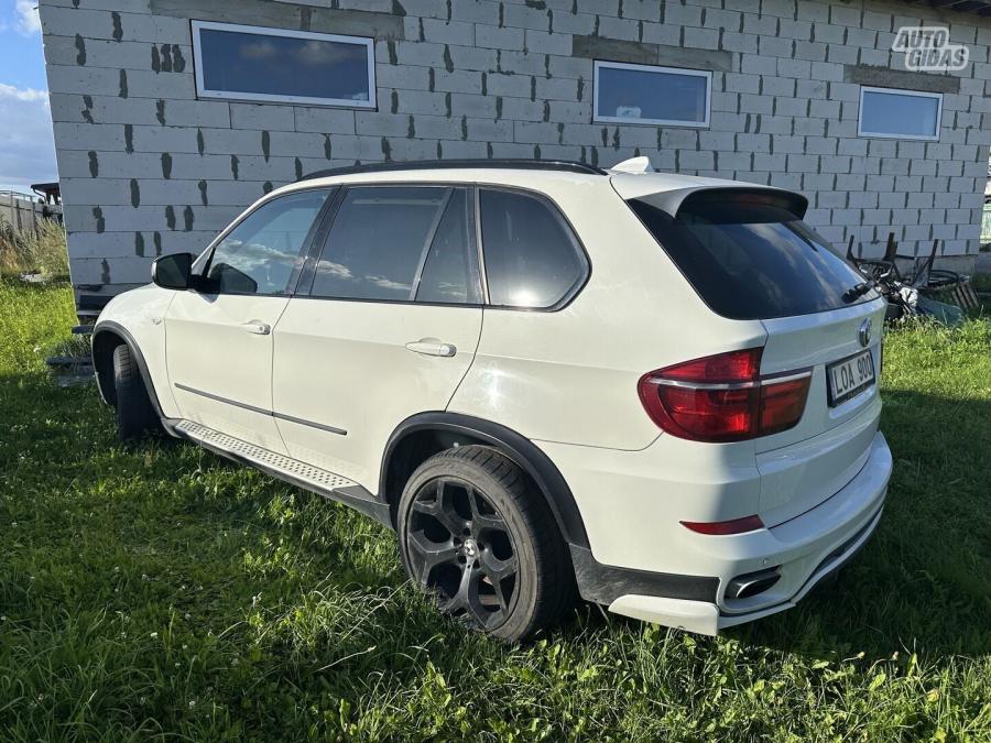 White BMW X5 2011 in Vilnius, with an engine capacity of 4.80 L and mileage of 220 thousand km for 5500 €, photo 10 on AUTOMOTO.COM.LV