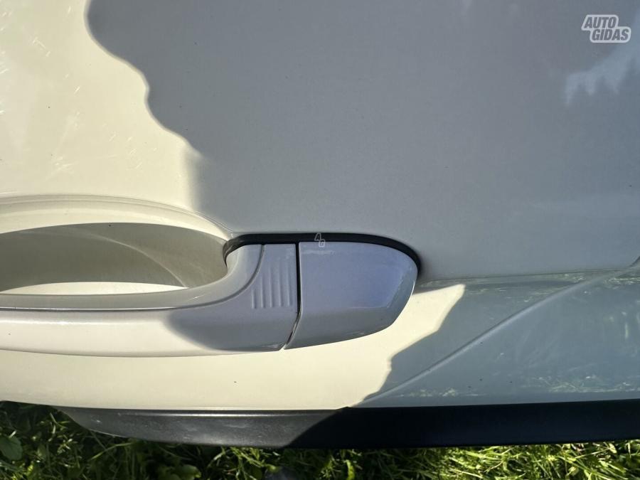 White BMW X5 2011 in Vilnius, with an engine capacity of 4.80 L and mileage of 220 thousand km for 5500 €, photo 12 on AUTOMOTO.COM.LV