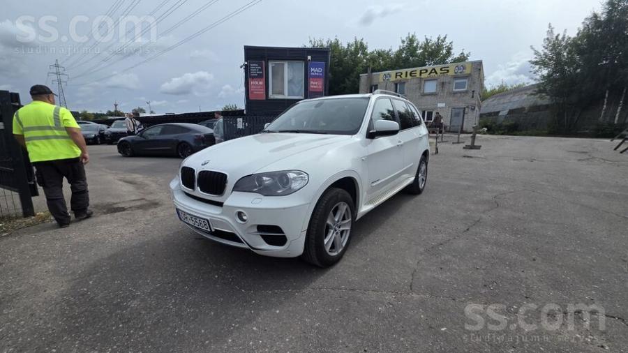 White BMW X5 2011 in Riga, with an engine capacity of 3.00 L and mileage of 343 thousand km for 8990 €, photo 1 on AUTOMOTO.COM.LV
