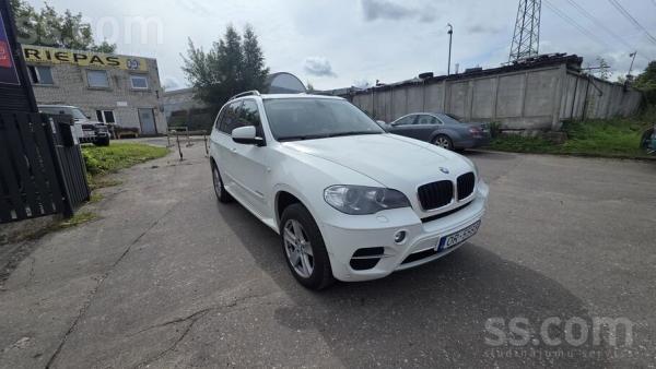 White BMW X5 2011 in Riga, with an engine capacity of 3.00 L and mileage of 343 thousand km for 8990 €, photo 2 on AUTOMOTO.COM.LV