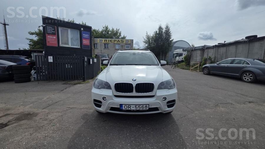 White BMW X5 2011 in Riga, with an engine capacity of 3.00 L and mileage of 343 thousand km for 8990 €, photo 4 on AUTOMOTO.COM.LV
