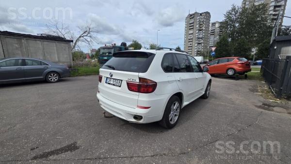 White BMW X5 2011 in Riga, with an engine capacity of 3.00 L and mileage of 343 thousand km for 8990 €, photo 6 on AUTOMOTO.COM.LV
