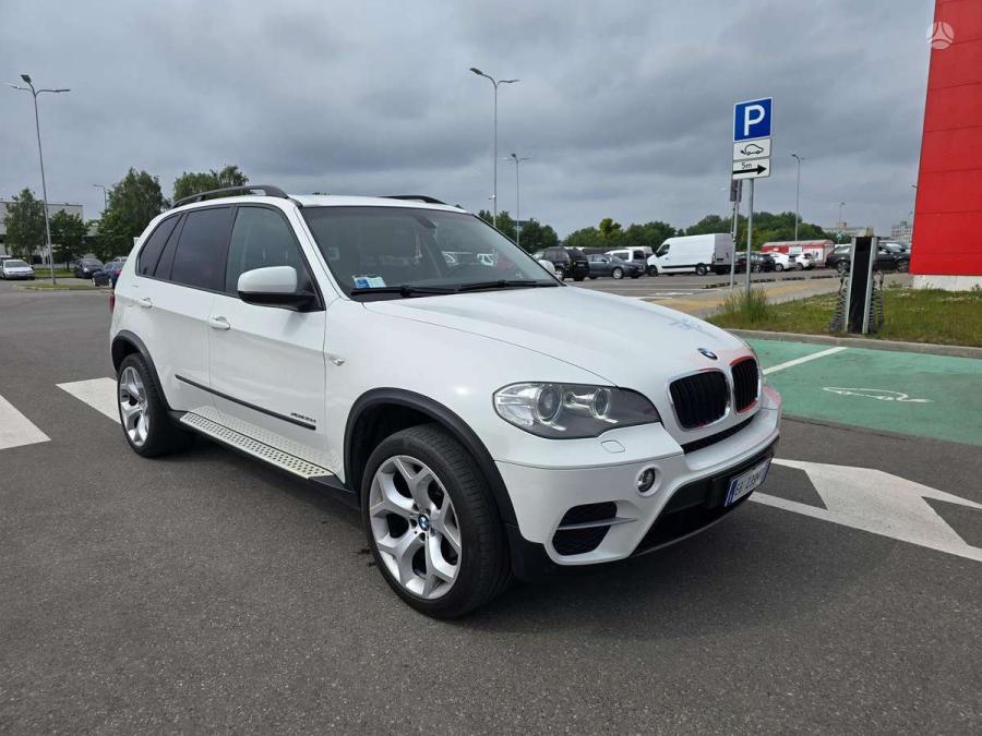 White BMW X5 2011 in Kaunas, with an engine capacity of 2.99 L and mileage of 290 thousand km for 8999 €, photo 1 on AUTOMOTO.COM.LV
