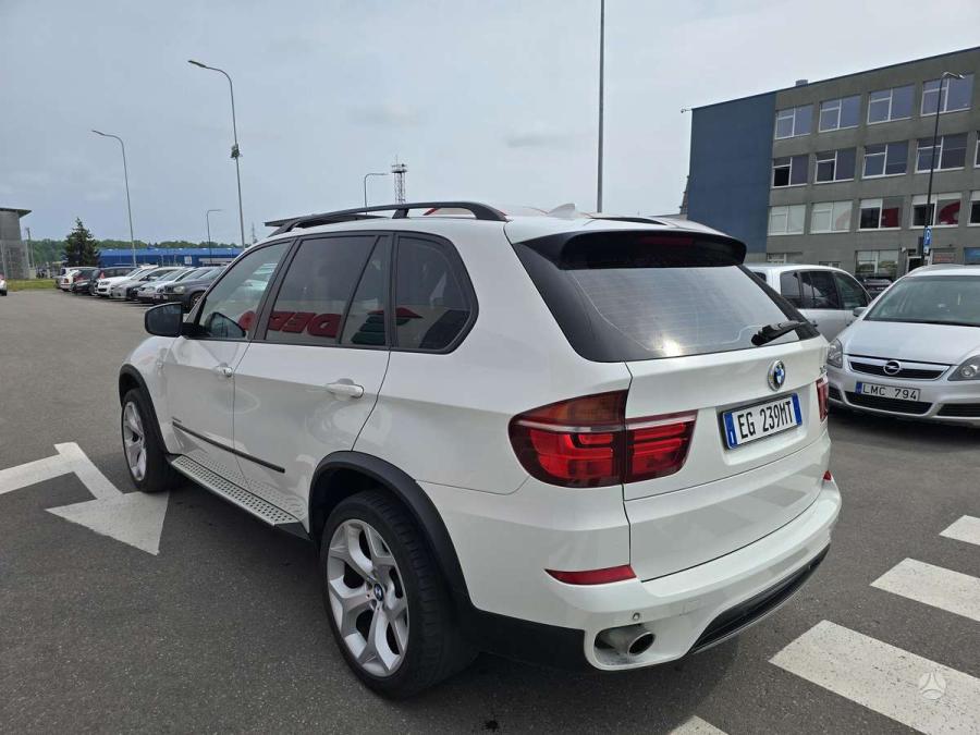 White BMW X5 2011 in Kaunas, with an engine capacity of 2.99 L and mileage of 290 thousand km for 8999 €, photo 3 on AUTOMOTO.COM.LV