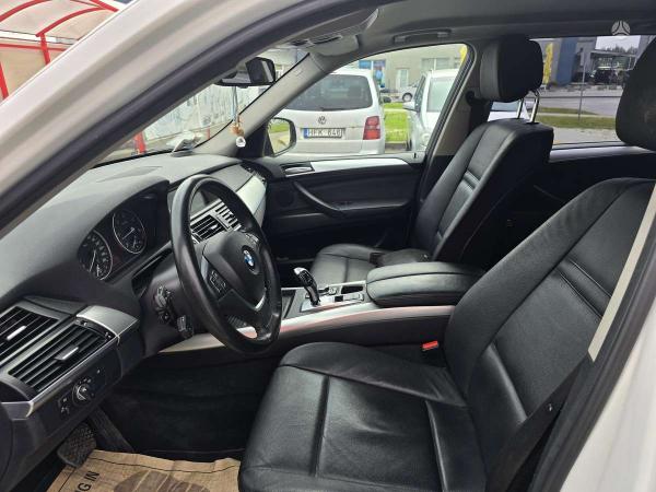 White BMW X5 2011 in Kaunas, with an engine capacity of 2.99 L and mileage of 290 thousand km for 8999 €, photo 10 on AUTOMOTO.COM.LV