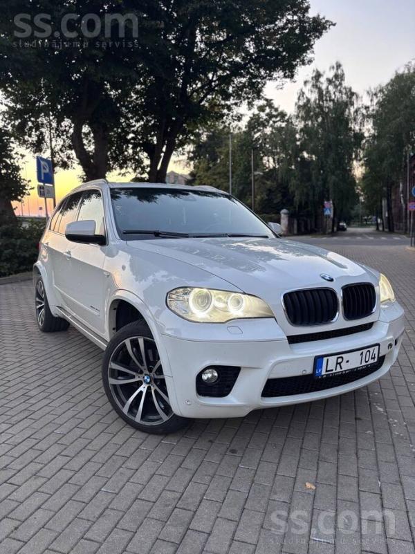 BMW X5 2011 in Daugavpils on AUTOMOTO.COM.LV White BMW X5 2011 in Daugavpils, with an engine capacity of 3.00 L and mileage of 324 thousand km for 8900 €, photo 1 on AUTOMOTO.COM.LV