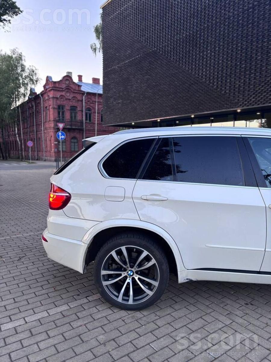 White BMW X5 2011 in Daugavpils, with an engine capacity of 3.00 L and mileage of 324 thousand km for 8900 €, photo 4 on AUTOMOTO.COM.LV