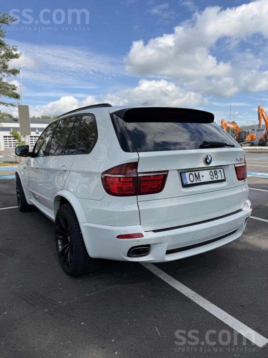 White BMW X5 2011 in Riga, with an engine capacity of 3.00 L and mileage of 307 thousand km for 10950 €, photo 4 on AUTOMOTO.COM.LV