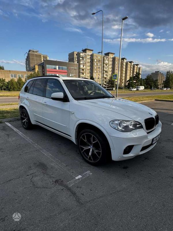 BMW X5 2011 in Kaunas on AUTOMOTO.COM.LV White BMW X5 2011 in Kaunas, with an engine capacity of 2.99 L and mileage of 289 thousand km for 10800 €, photo 1 on AUTOMOTO.COM.LV