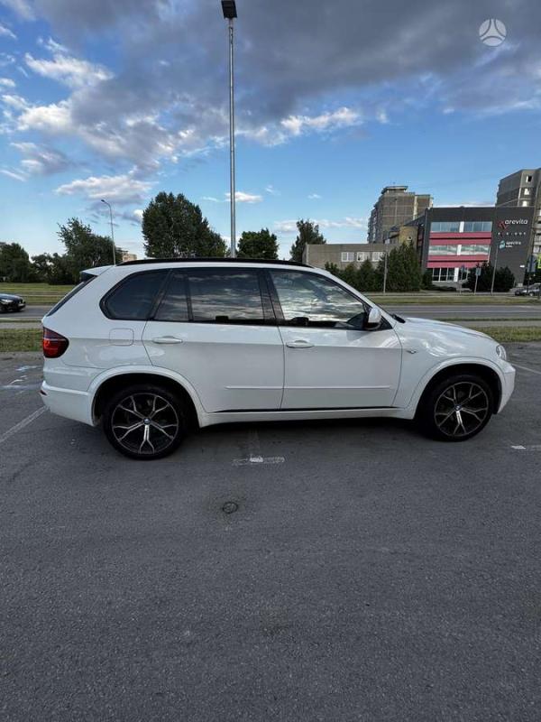 BMW X5 2011 in Kaunas on AUTOMOTO.COM.LV White BMW X5 2011 in Kaunas, with an engine capacity of 2.99 L and mileage of 289 thousand km for 10800 €, photo 5 on AUTOMOTO.COM.LV
