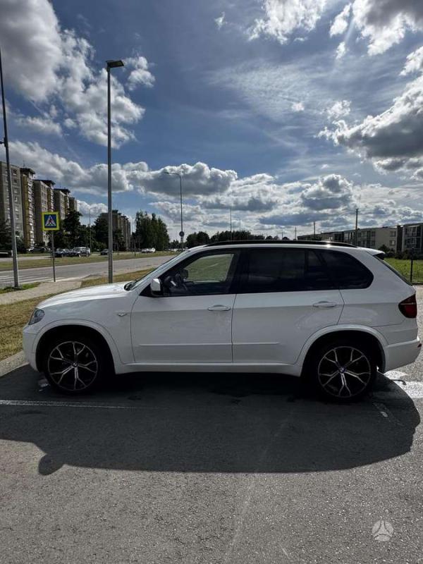 BMW X5 2011 in Kaunas on AUTOMOTO.COM.LV White BMW X5 2011 in Kaunas, with an engine capacity of 2.99 L and mileage of 289 thousand km for 10800 €, photo 6 on AUTOMOTO.COM.LV