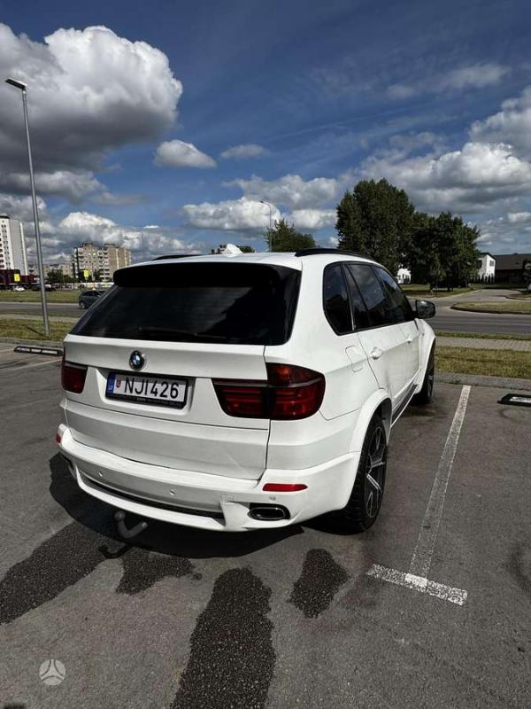 BMW X5 2011 in Kaunas on AUTOMOTO.COM.LV White BMW X5 2011 in Kaunas, with an engine capacity of 2.99 L and mileage of 289 thousand km for 10800 €, photo 8 on AUTOMOTO.COM.LV