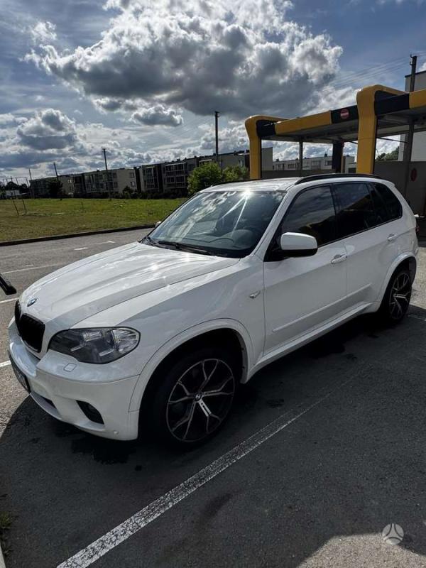 BMW X5 2011 in Kaunas on AUTOMOTO.COM.LV White BMW X5 2011 in Kaunas, with an engine capacity of 2.99 L and mileage of 289 thousand km for 10800 €, photo 10 on AUTOMOTO.COM.LV