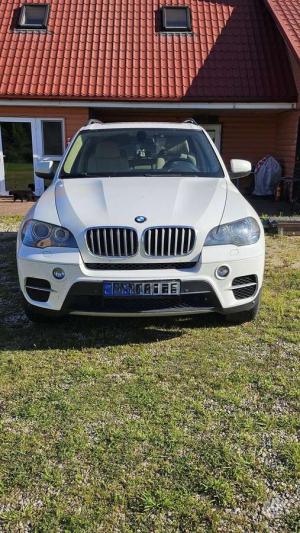 Balts BMW X5 2011 Švenčionys, ar dzinēja tilpumu 2.99 L un nobraukumu 302 tūkst. km par 11000 €, foto  vietnē AUTOMOTO.COM.LV