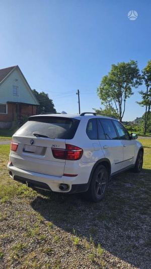 White BMW X5 2011 in Svencionys, with an engine capacity of 2.99 L and mileage of 302 thousand km for 11000 €, photo 4 on AUTOMOTO.COM.LV