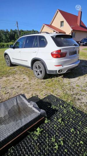 White BMW X5 2011 in Svencionys, with an engine capacity of 2.99 L and mileage of 302 thousand km for 11000 €, photo 6 on AUTOMOTO.COM.LV