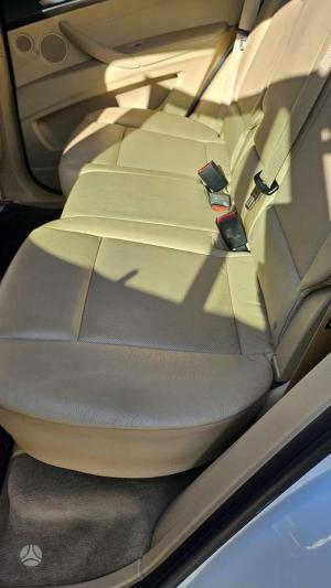 White BMW X5 2011 in Svencionys, with an engine capacity of 2.99 L and mileage of 302 thousand km for 11000 €, photo 9 on AUTOMOTO.COM.LV