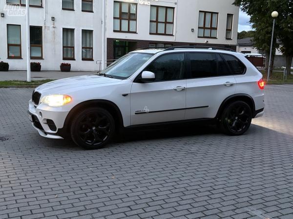 White BMW X5 2011 in Silute, with an engine capacity of 3.00 L and mileage of 327 thousand km for 8300 €, photo 1 on AUTOMOTO.COM.LV