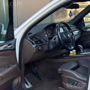 White BMW X5 2011 in Riga, with an engine capacity of 3.00 L and mileage of 327 thousand km for 10300 €, photo 10 on AUTOMOTO.COM.LV