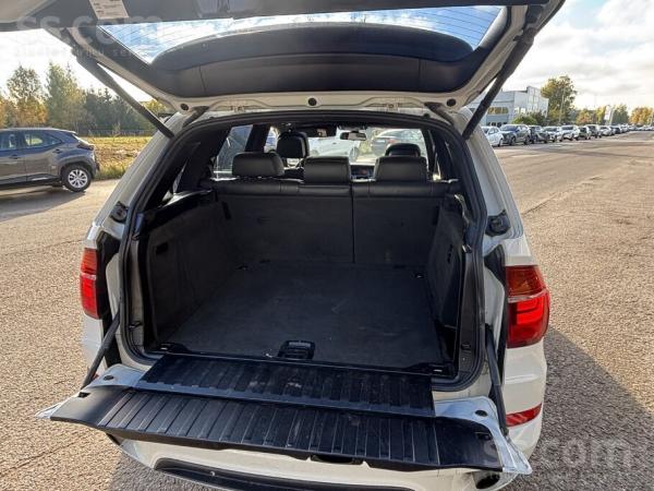 White BMW X5 2011 in Riga, with an engine capacity of 3.00 L and mileage of 370 thousand km for 8100 €, photo 5 on AUTOMOTO.COM.LV
